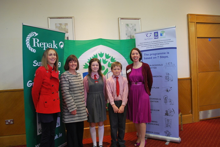 Brat Glas 2 ag Gaelscoil Uí Riada | Gaelscoil Uí Riada