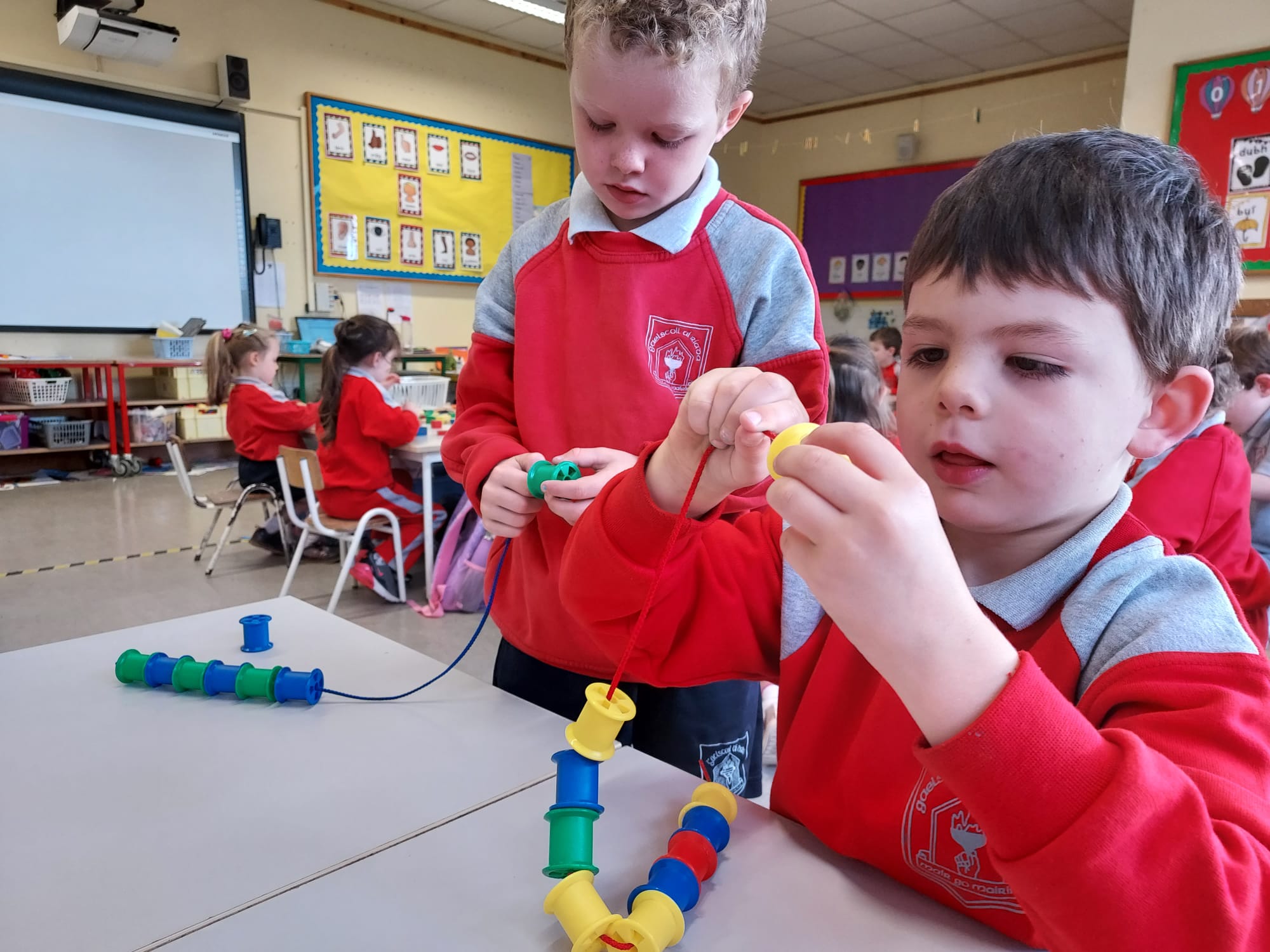 Naíonáin Shóisearacha | Gaelscoil Uí Riada
